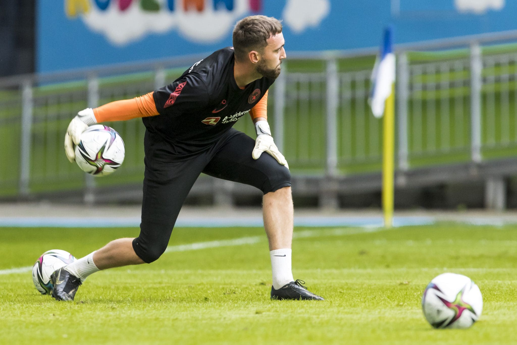 Thompson underskriver aftale